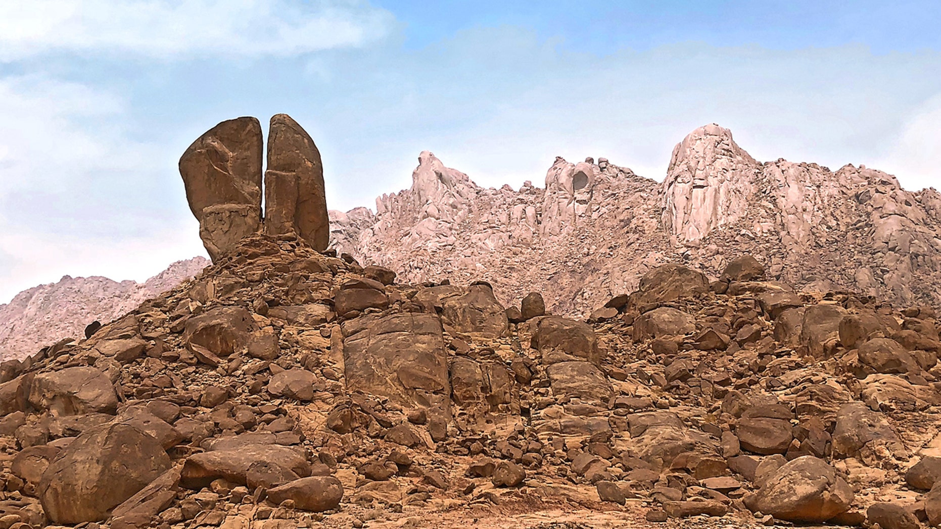 Finding the Mountain of Moses: The Real Mount Sinai in Saudi Arabia ...